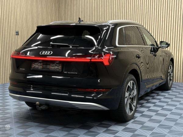 Black Audi E-Tron 2020 in Marijampole, with an engine capacity of 0.00 L and mileage of 76 thousand km for 27000 €, photo 8 on AUTOMOTO.COM.LV