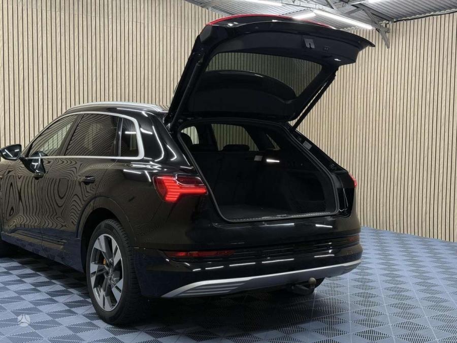 Черный Ауди E-Tron 2020 в Мариямполе, объемом двигателя 0.00 л и пробегом 76 тыс. км за 27000 €, фото 14 на AUTOMOTO.COM.LV