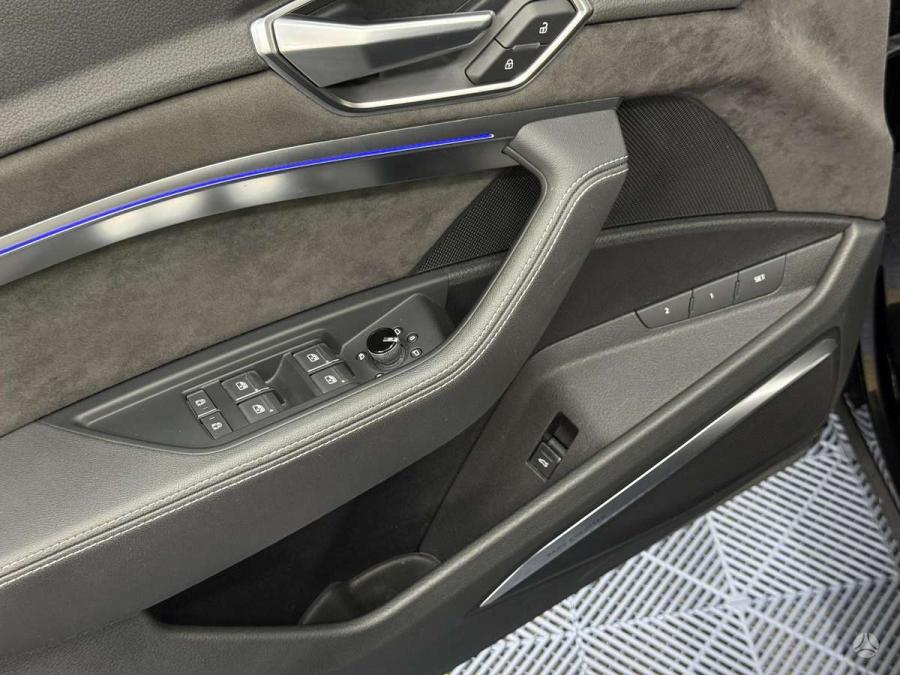 Черный Ауди E-Tron 2020 в Мариямполе, объемом двигателя 0.00 л и пробегом 76 тыс. км за 27000 €, фото 27 на AUTOMOTO.COM.LV