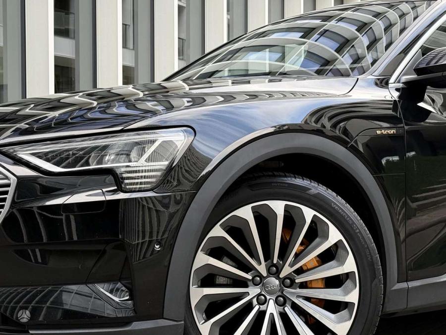 Черный Ауди E-Tron 2020 в Вильнюс, объемом двигателя 0.00 л и пробегом 140 тыс. км за 26290 €, фото 3 на AUTOMOTO.COM.LV