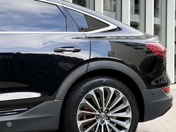 Black Audi E-Tron 2020 in Vilnius, with an engine capacity of 0.00 L and mileage of 140 thousand km for 26290 €, photo 3 on AUTOMOTO.COM.LV
