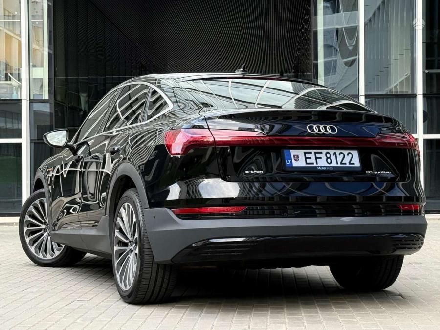 Черный Ауди E-Tron 2020 в Вильнюс, объемом двигателя 0.00 л и пробегом 140 тыс. км за 26290 €, фото 5 на AUTOMOTO.COM.LV
