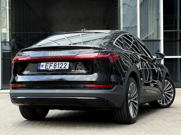 Black Audi E-Tron 2020 in Vilnius, with an engine capacity of 0.00 L and mileage of 140 thousand km for 26290 €, photo 5 on AUTOMOTO.COM.LV
