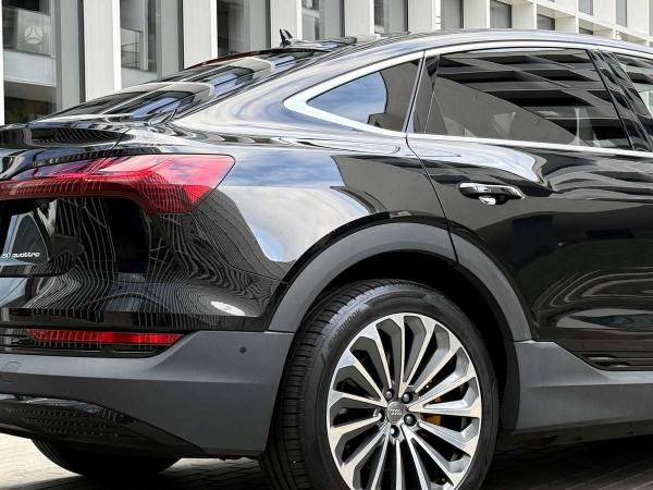 Black Audi E-Tron 2020 in Vilnius, with an engine capacity of 0.00 L and mileage of 140 thousand km for 26290 €, photo 6 on AUTOMOTO.COM.LV