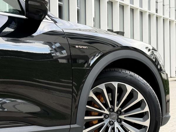 Black Audi E-Tron 2020 in Vilnius, with an engine capacity of 0.00 L and mileage of 140 thousand km for 26290 €, photo 7 on AUTOMOTO.COM.LV