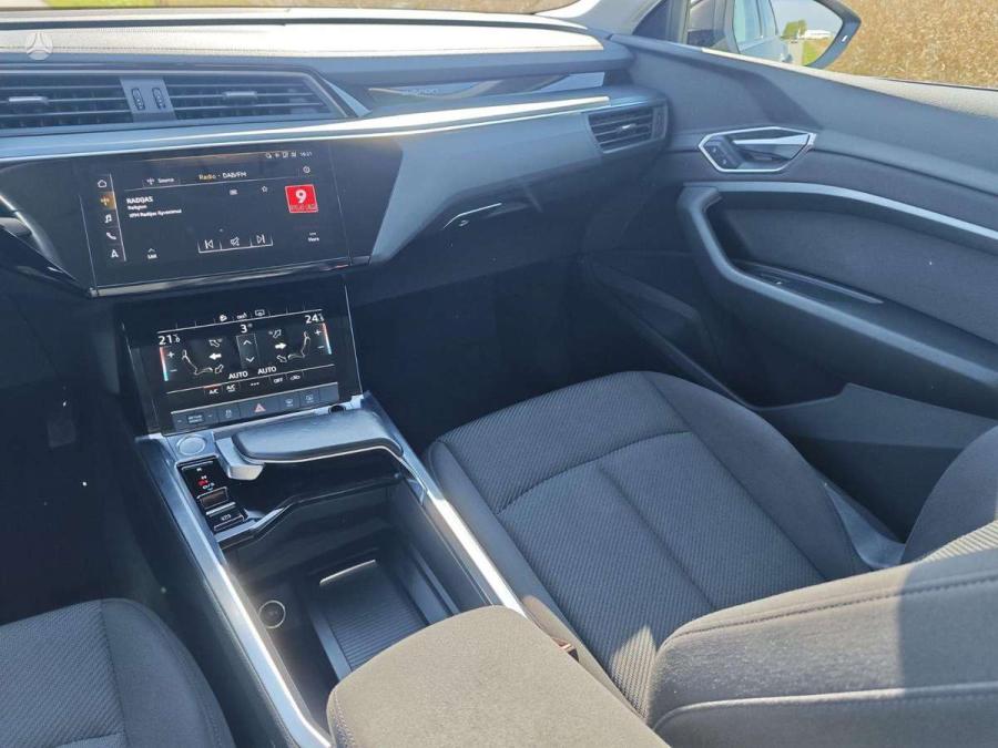 Black Audi E-Tron 2020 in Siauliai, with an engine capacity of 0.00 L and mileage of 169 thousand km for 19800 €, photo 13 on AUTOMOTO.COM.LV