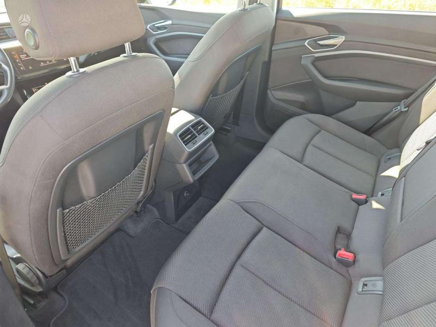 Black Audi E-Tron 2020 in Siauliai, with an engine capacity of 0.00 L and mileage of 169 thousand km for 19800 €, photo 15 on AUTOMOTO.COM.LV