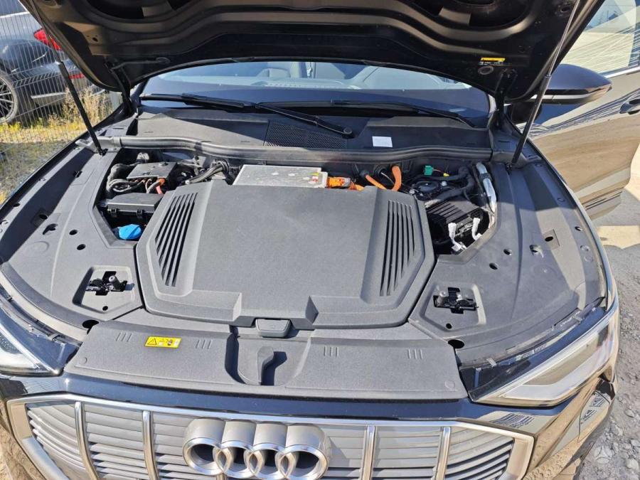 Black Audi E-Tron 2020 in Siauliai, with an engine capacity of 0.00 L and mileage of 169 thousand km for 19800 €, photo 17 on AUTOMOTO.COM.LV