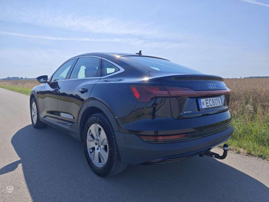 Black Audi E-Tron 2020 in Siauliai, with an engine capacity of 0.00 L and mileage of 169 thousand km for 19800 €, photo 18 on AUTOMOTO.COM.LV