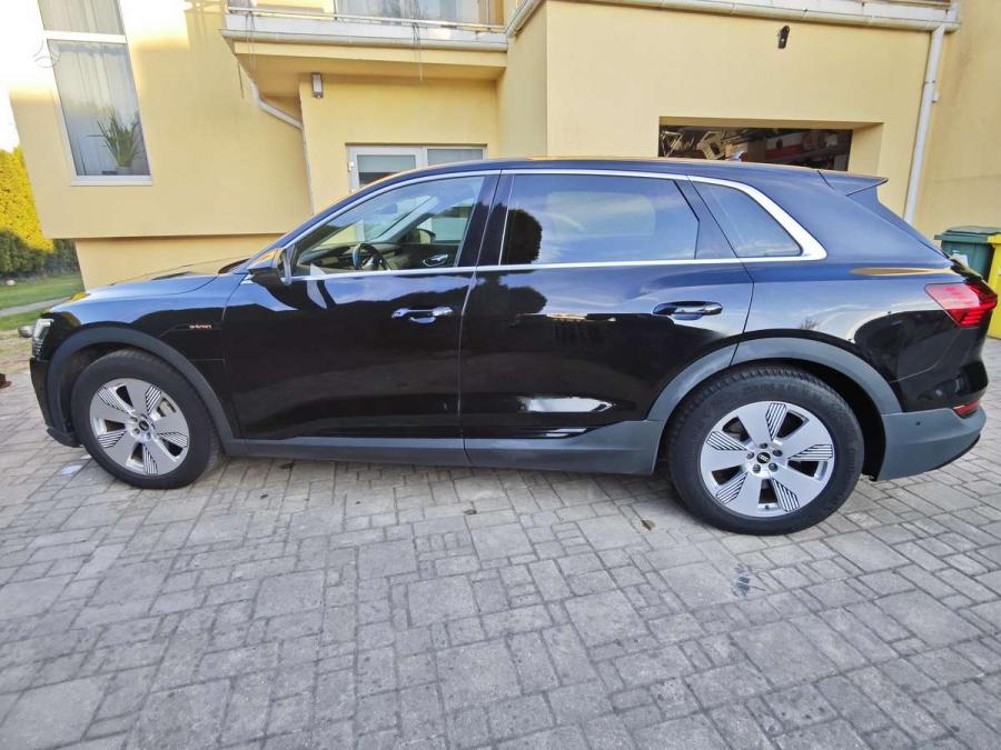 Melns Audi E-Tron 2020 Jelgava, ar dzinēja tilpumu 0.00 L un nobraukumu 179 tūkst. km par 22000 €, foto 3 vietnē AUTOMOTO.COM.LV