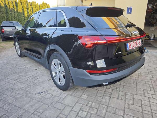 Melns Audi E-Tron 2020 Jelgava, ar dzinēja tilpumu 0.00 L un nobraukumu 179 tūkst. km par 22000 €, foto 3 vietnē AUTOMOTO.COM.LV