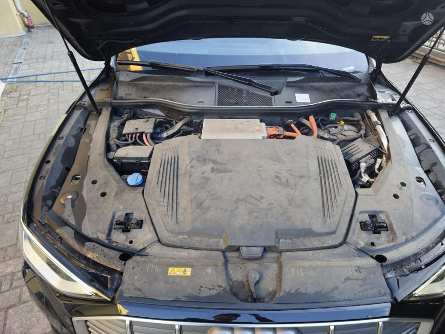 Melns Audi E-Tron 2020 Jelgava, ar dzinēja tilpumu 0.00 L un nobraukumu 179 tūkst. km par 22000 €, foto 25 vietnē AUTOMOTO.COM.LV