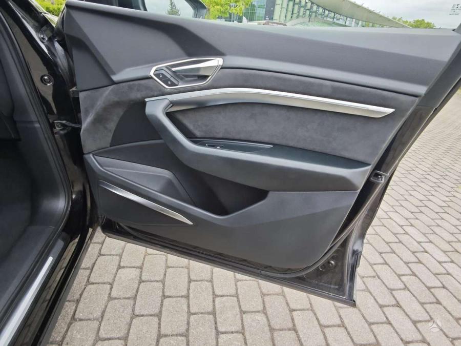 Melns Audi E-Tron 2020 Jelgava, ar dzinēja tilpumu 0.00 L un nobraukumu 179 tūkst. km par 22000 €, foto 37 vietnē AUTOMOTO.COM.LV