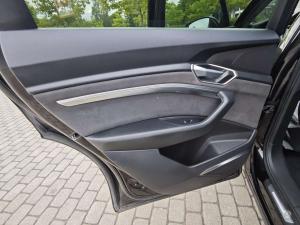 Melns Audi E-Tron 2020 Jelgava, ar dzinēja tilpumu 0.00 L un nobraukumu 179 tūkst. km par 22000 €, foto 38 vietnē AUTOMOTO.COM.LV