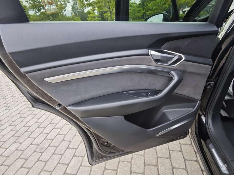Melns Audi E-Tron 2020 Jelgava, ar dzinēja tilpumu 0.00 L un nobraukumu 179 tūkst. km par 22000 €, foto 38 vietnē AUTOMOTO.COM.LV