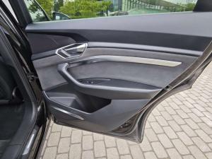 Melns Audi E-Tron 2020 Jelgava, ar dzinēja tilpumu 0.00 L un nobraukumu 179 tūkst. km par 22000 €, foto 39 vietnē AUTOMOTO.COM.LV