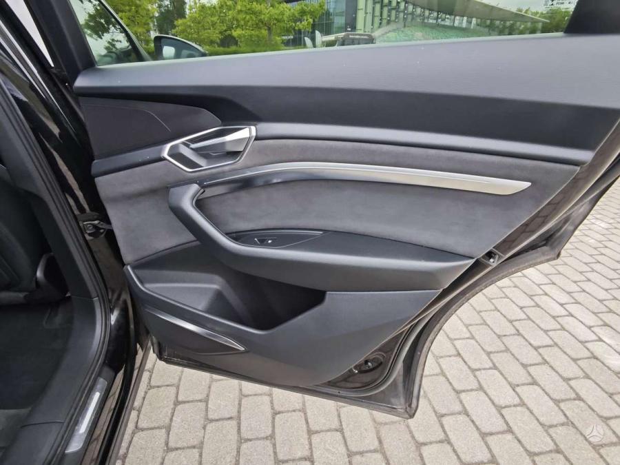 Melns Audi E-Tron 2020 Jelgava, ar dzinēja tilpumu 0.00 L un nobraukumu 179 tūkst. km par 22000 €, foto 39 vietnē AUTOMOTO.COM.LV