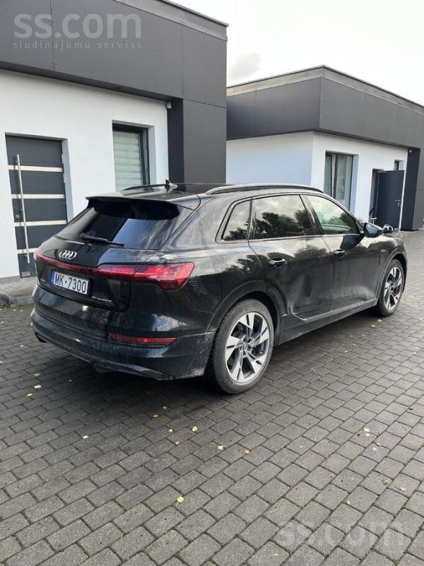 Audi E-Tron 2020 RÄ«ga vietnÄ Melns Audi E-Tron 2020 RÄ«ga, ar dzinÄja tilpumu 0.00 L un nobraukumu 176 tÅ«kst. km par 21200 ā¬, foto 5 vietnÄ AUTOMOTO.COM.LV