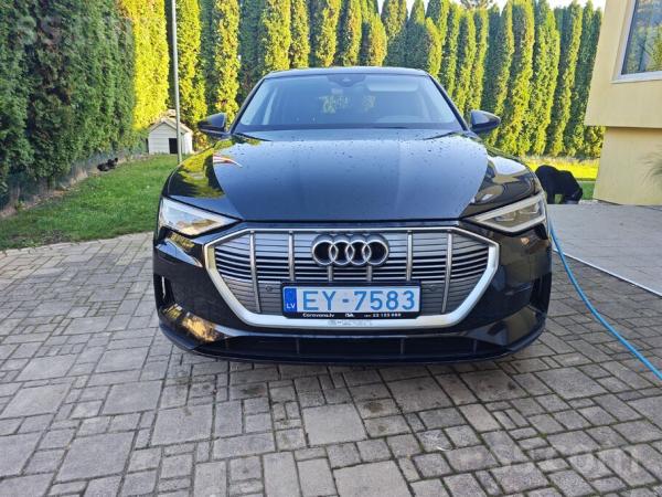 Audi E-Tron 2020 Rīga vietnē Melns Audi E-Tron 2020 Rīga, ar dzinēja tilpumu 0.00 L un nobraukumu 190 tūkst. km par 19900 €, foto 3 vietnē AUTOMOTO.COM.LV