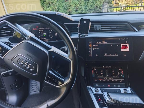 Audi E-Tron 2020 Rīga vietnē Melns Audi E-Tron 2020 Rīga, ar dzinēja tilpumu 0.00 L un nobraukumu 190 tūkst. km par 19900 €, foto 10 vietnē AUTOMOTO.COM.LV