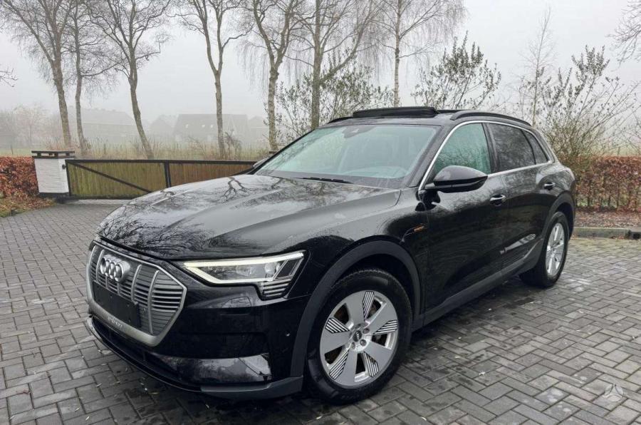 Black Audi E-Tron 2021 in Vilnius, with an engine capacity of 0.00 L and mileage of 61 thousand km for 27900 €, photo 2 on AUTOMOTO.COM.LV