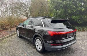 Black Audi E-Tron 2021 in Vilnius, with an engine capacity of 0.00 L and mileage of 61 thousand km for 27900 €, photo 3 on AUTOMOTO.COM.LV