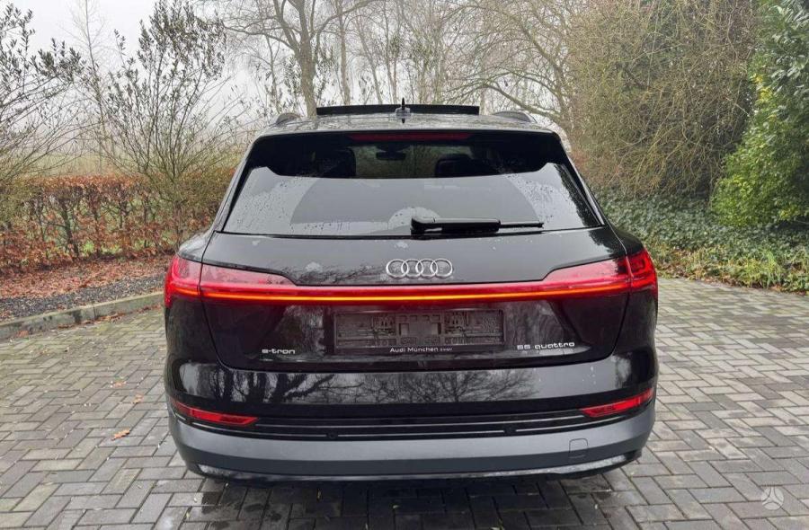 Black Audi E-Tron 2021 in Vilnius, with an engine capacity of 0.00 L and mileage of 61 thousand km for 27900 €, photo 5 on AUTOMOTO.COM.LV