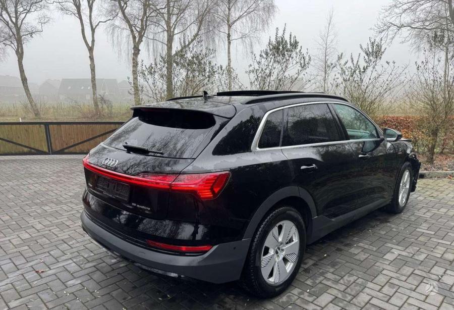 Black Audi E-Tron 2021 in Vilnius, with an engine capacity of 0.00 L and mileage of 61 thousand km for 27900 €, photo 7 on AUTOMOTO.COM.LV