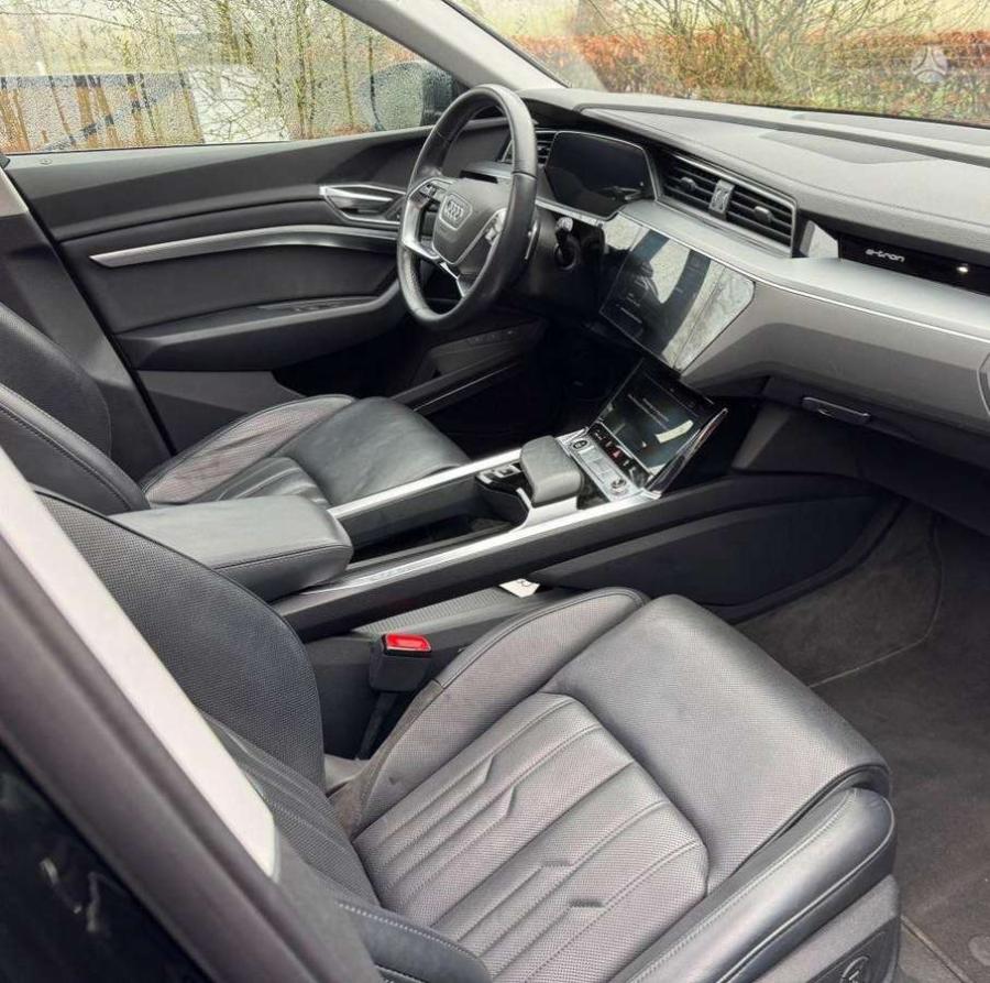 Black Audi E-Tron 2021 in Vilnius, with an engine capacity of 0.00 L and mileage of 61 thousand km for 27900 €, photo 11 on AUTOMOTO.COM.LV