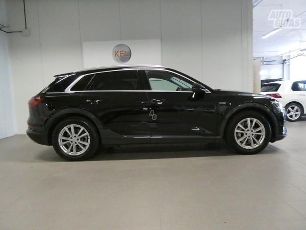 Black Audi E-Tron 2021 in Kaunas, with an engine capacity of 0.00 L and mileage of 66 thousand km for 31272 €, photo 5 on AUTOMOTO.COM.LV