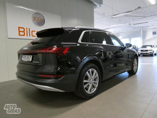 Black Audi E-Tron 2021 in Kaunas, with an engine capacity of 0.00 L and mileage of 66 thousand km for 31272 €, photo 6 on AUTOMOTO.COM.LV