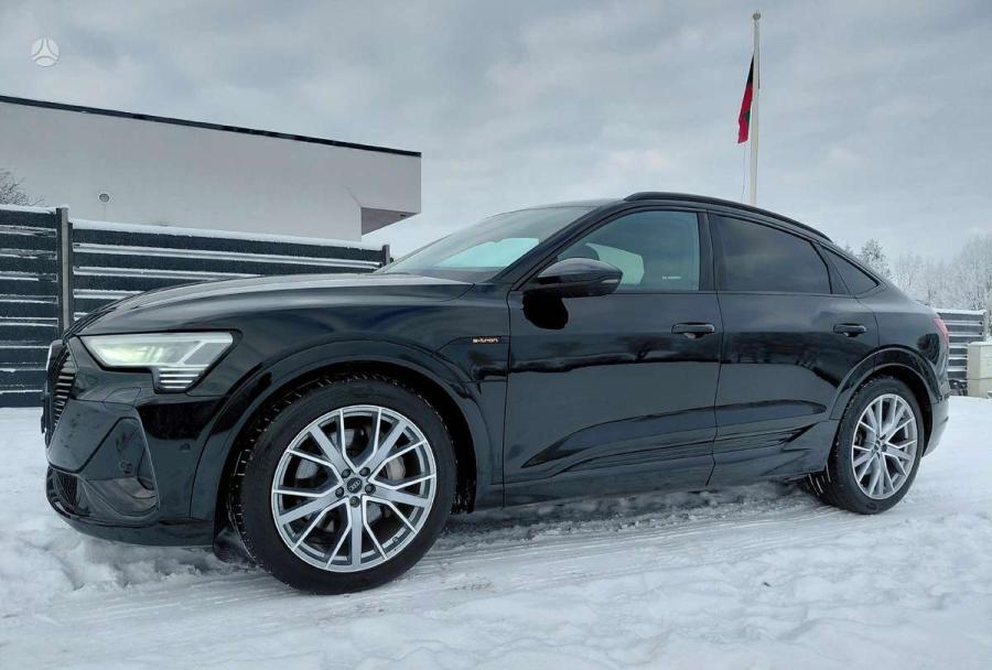 Black Audi E-Tron 2021 in Vilkaviskis, with an engine capacity of 0.00 L and mileage of 50 thousand km for 30200 €, photo 13 on AUTOMOTO.COM.LV