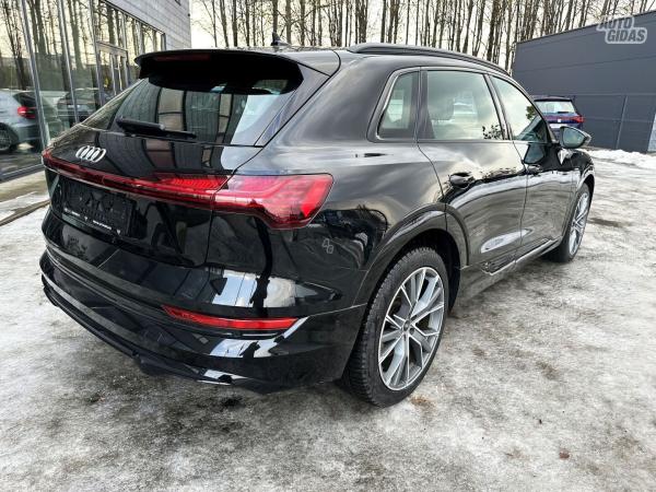 Melns Audi E-Tron 2021 Kauņa, ar dzinēja tilpumu 0.00 L un nobraukumu 180 tūkst. km par 22900 €, foto 3 vietnē AUTOMOTO.COM.LV
