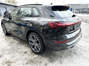 Black Audi E-Tron 2021 in Kaunas, with an engine capacity of 0.00 L and mileage of 180 thousand km for 22900 €, photo 4 on AUTOMOTO.COM.LV