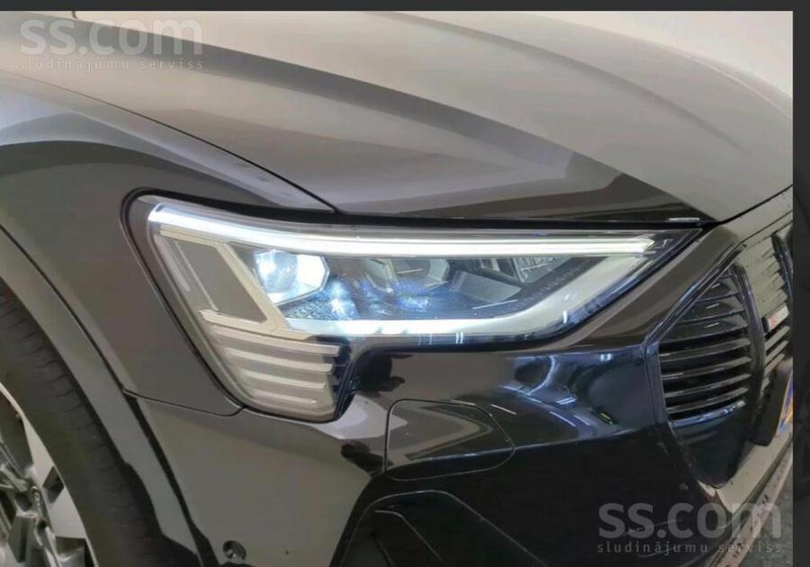 Black Audi E-Tron 2021 in Riga, with an engine capacity of 0.00 L and mileage of 124 thousand km for 29550 €, photo 4 on AUTOMOTO.COM.LV