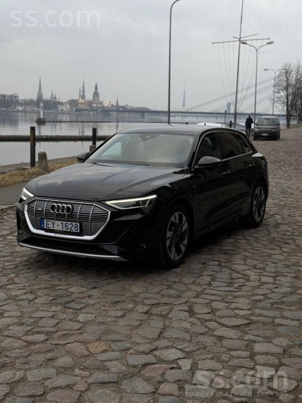 Black Audi E-Tron 2021 in Riga, with an engine capacity of 0.00 L and mileage of 41 thousand km for 28000 €, photo 3 on AUTOMOTO.COM.LV