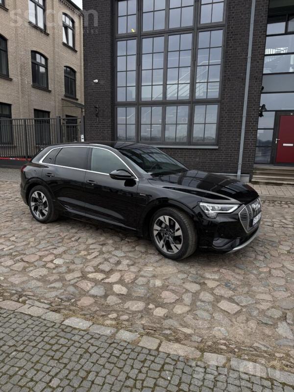 Black Audi E-Tron 2021 in Riga, with an engine capacity of 0.00 L and mileage of 41 thousand km for 28000 €, photo 4 on AUTOMOTO.COM.LV