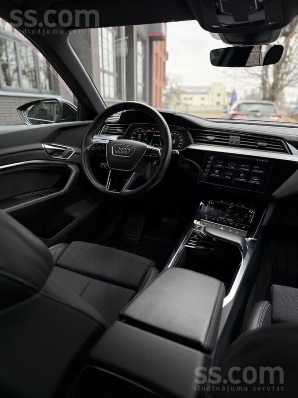 Black Audi E-Tron 2021 in Riga, with an engine capacity of 0.00 L and mileage of 41 thousand km for 28000 €, photo 5 on AUTOMOTO.COM.LV