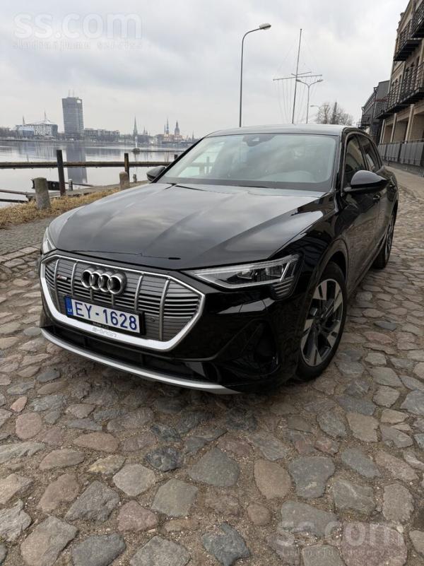 Black Audi E-Tron 2021 in Riga, with an engine capacity of 0.00 L and mileage of 41 thousand km for 28000 €, photo 6 on AUTOMOTO.COM.LV