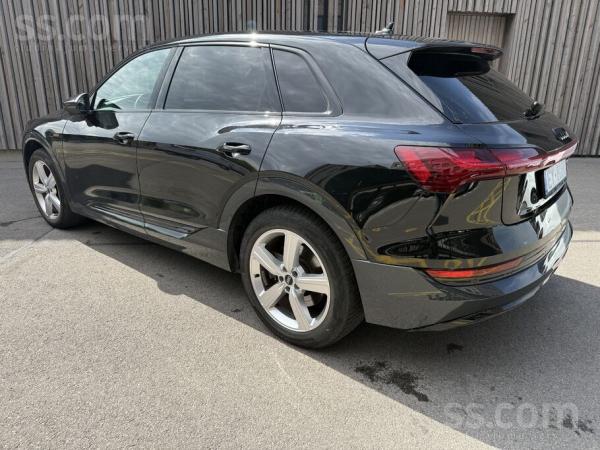Black Audi E-Tron 2021 in Riga, with an engine capacity of 0.00 L and mileage of 94 thousand km for 26950 €, photo 4 on AUTOMOTO.COM.LV