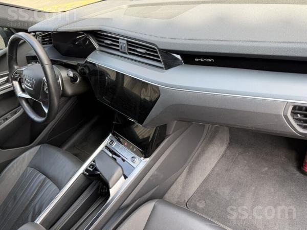Black Audi E-Tron 2021 in Riga, with an engine capacity of 0.00 L and mileage of 94 thousand km for 26950 €, photo 8 on AUTOMOTO.COM.LV