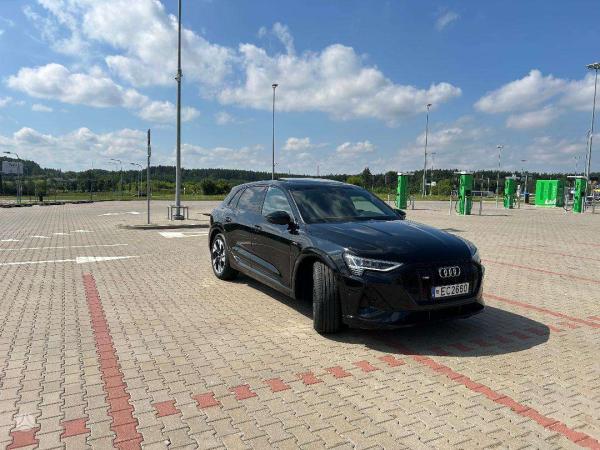 Черный Ауди E-Tron 2021 в Вильнюс, объемом двигателя 0.00 л и пробегом 28 тыс. км за 31000 €, фото 1 на AUTOMOTO.COM.LV