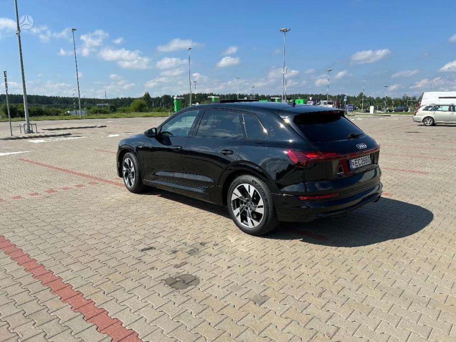 Черный Ауди E-Tron 2021 в Вильнюс, объемом двигателя 0.00 л и пробегом 28 тыс. км за 31000 €, фото 4 на AUTOMOTO.COM.LV
