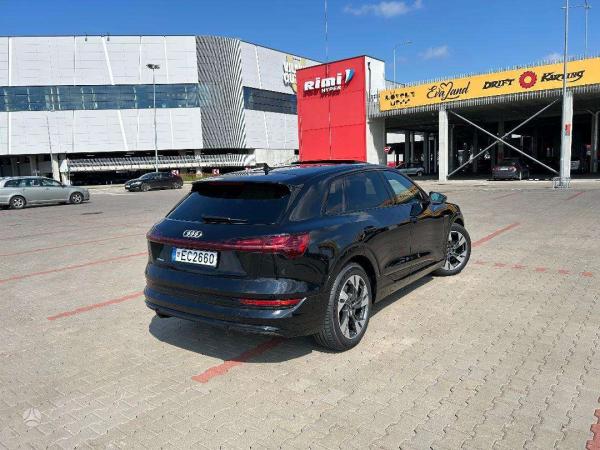 Черный Ауди E-Tron 2021 в Вильнюс, объемом двигателя 0.00 л и пробегом 28 тыс. км за 31000 €, фото 4 на AUTOMOTO.COM.LV