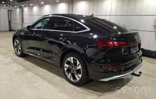Black Audi E-Tron 2021 in Riga, with an engine capacity of 0.00 L and mileage of 120 thousand km for 28990 €, photo 3 on AUTOMOTO.COM.LV