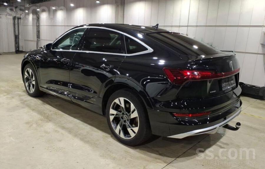 Black Audi E-Tron 2021 in Riga, with an engine capacity of 0.00 L and mileage of 120 thousand km for 28990 €, photo 4 on AUTOMOTO.COM.LV