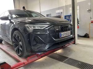 Melns Audi E-Tron 2021 Kauņa, ar dzinēja tilpumu 0.00 L un nobraukumu 75 tūkst. km par 24700 €, foto  vietnē AUTOMOTO.COM.LV