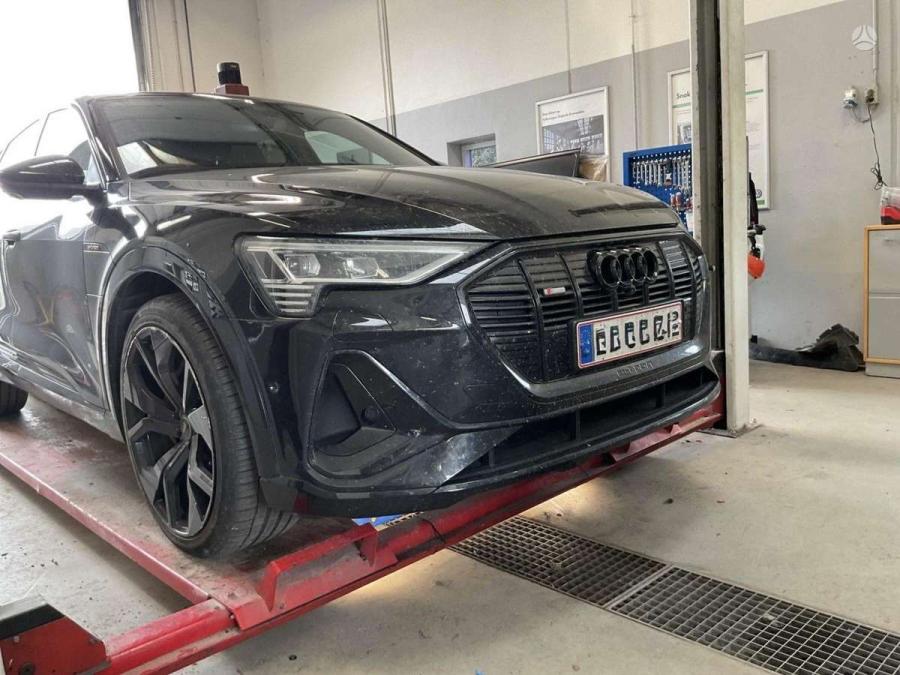 Black Audi E-Tron 2021 in Kaunas, with an engine capacity of 0.00 L and mileage of 75 thousand km for 24700 €, photo 1 on AUTOMOTO.COM.LV