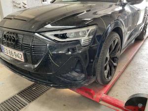 Black Audi E-Tron 2021 in Kaunas, with an engine capacity of 0.00 L and mileage of 75 thousand km for 24700 €, photo 3 on AUTOMOTO.COM.LV