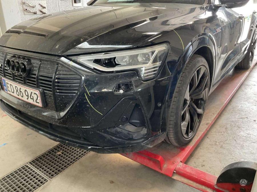 Black Audi E-Tron 2021 in Kaunas, with an engine capacity of 0.00 L and mileage of 75 thousand km for 24700 €, photo 3 on AUTOMOTO.COM.LV